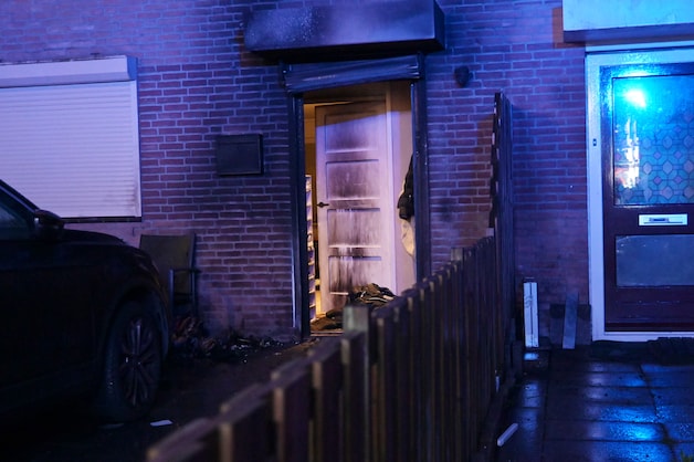 Brand breekt uit bij woning in Breda, buurtbewoners horen harde knal ...