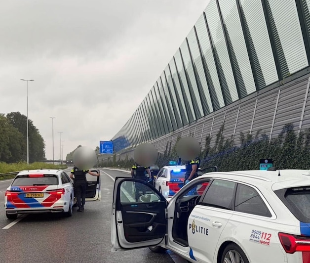 Agenten in Breda richten wapen op automobilist met kilo’s harddrugs in ...