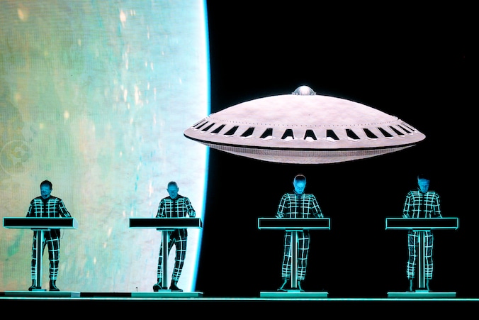 Kraftwerk zegt geen woord, maar laat ineens het Evoluon binnenvliegen ...