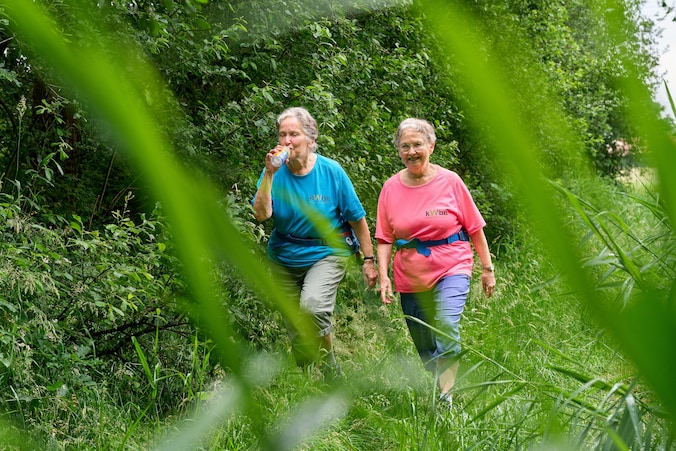Almelose zussen lopen een leven lang met hun overleden vader en met ...