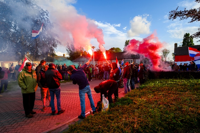 Bewoners Nieuw-Lekkerland protesteren tegen mogelijke komst AZC | Regio ...