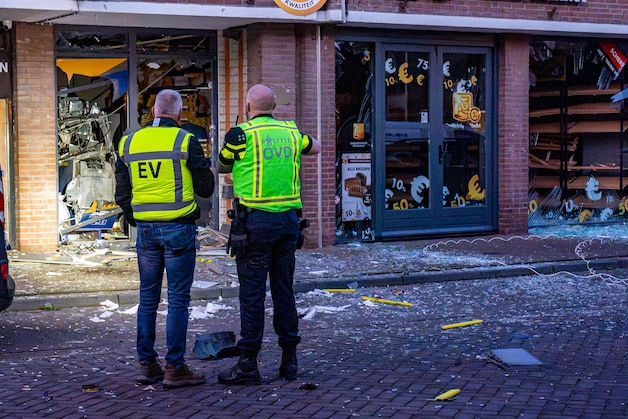 Plofkrakers blazen geldautomaat op in Helmond, buurtbewoner oog in oog ...