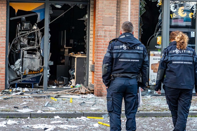 Plofkrakers blazen geldautomaat op in Helmond, buurtbewoner oog in oog ...