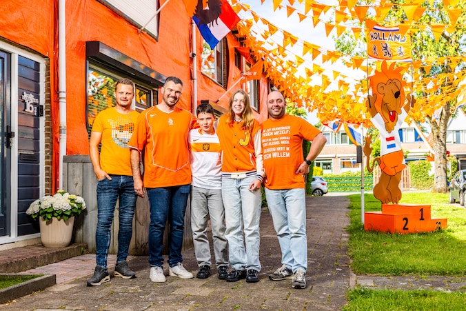Zes liter verf, 2120 vlaggetjes en 200 vierkante meter zeil: deze buurt ...