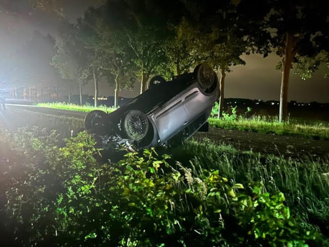 Auto slaat over de kop op de N271 bij Arcen | Regio | AD.nl