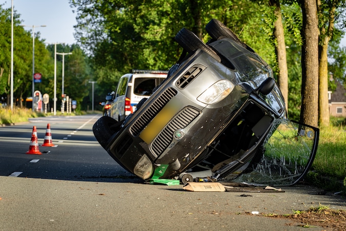 Auto slaat over de kop op Albert Schweitzerdreef in Utrecht | Regio | AD.nl