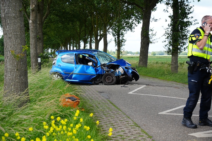 Auto botst tegen boom op kruising in Wijhe | Regio | AD.nl