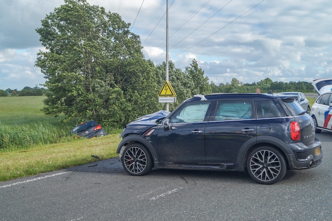 Auto belandt in berm na botsing op Runwei in Feanwâlden | Regio | AD.nl