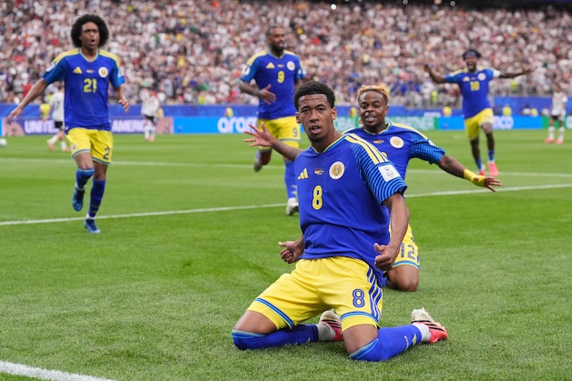 Curaçao-fans gaan los in Maassilo na historische WK-goal | Regio | AD.nl
