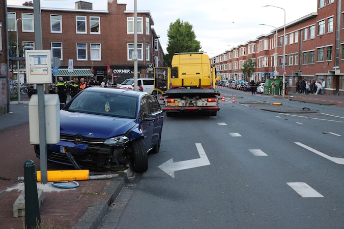 Auto botst op paal aan Hoefkade in Den Haag | Regio | AD.nl