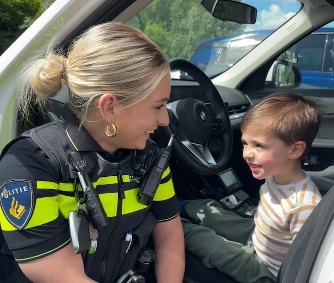 Maurits (3) windt agente om zijn vinger: ‘Zo’n koppie, dan smelt je ...
