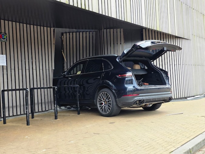 Auto boort zich door muur van de Jumbo in Nunspeet | Regio | AD.nl