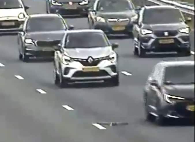 Gesloten rijstroken en auto’s met lekke banden op snelweg door ijzeren ...