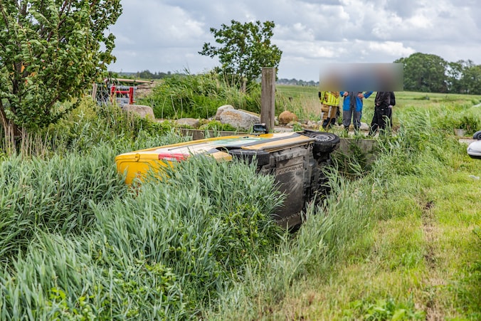 Bestelbus belandt in sloot op Butefjild in Feanwâlden | Regio | AD.nl