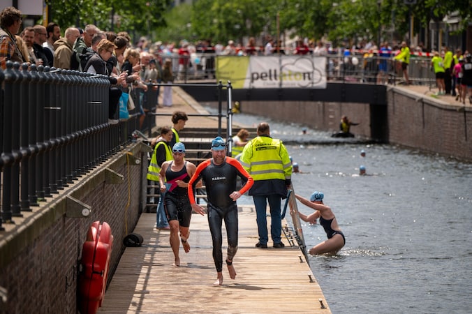 Triatlon Zevenbergen in schoon havenwater ‘zwemt, fietst en loopt’ van ...