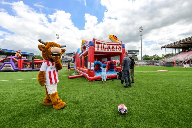 Springkussenfestival bij TOP Oss: racen en voetballen | Regio | AD.nl