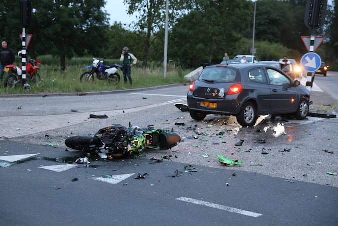 Weg bezaaid met brokstukken na harde botsing met motor in Zoetermeer ...
