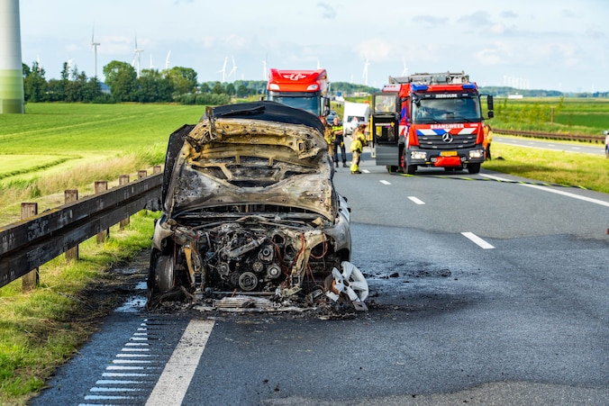 Auto brandt uit midden op de N305 bij Zeewolde | Regio | AD.nl