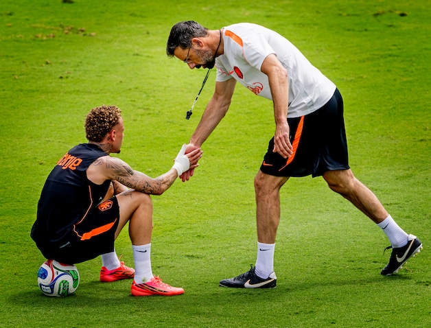 Ruud van Nistelrooij leert Oranje-spitsen anders schieten: niet recht ...