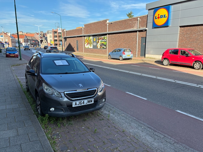 Britse auto verlaten naast Lidl in Boxmeer: buurtbewoner Sjef ziet één ...