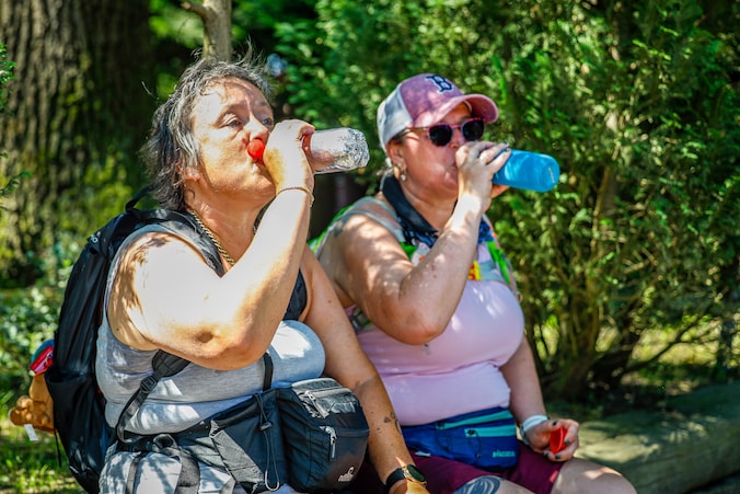 30 kilometer wandelen in de hitte: ‘Dit was echt het allerzwaarste wat ...