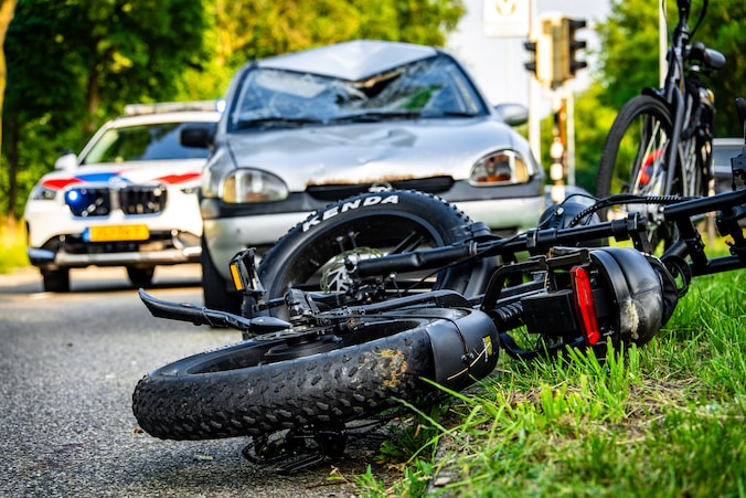 Fatbiker gewond na botsing met auto op N230 in Utrecht | Regio | AD.nl