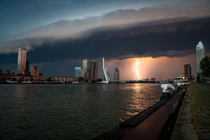 LIVE | Zware onweers- en hagelbuien trekken over het westen van het ...