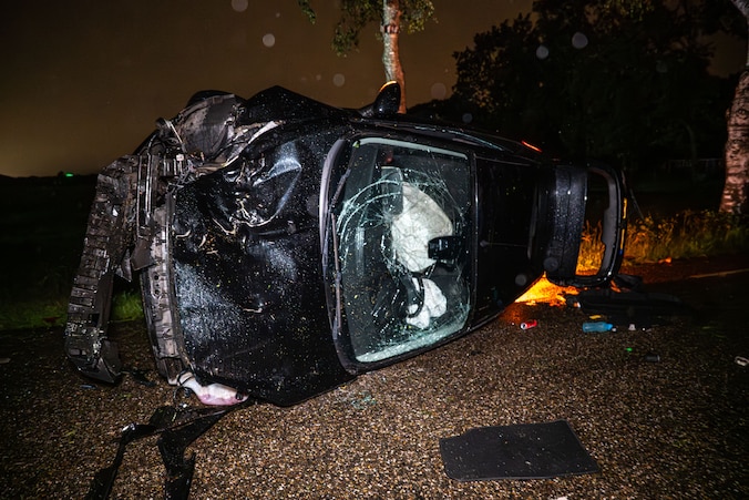 Auto knalt tegen omgevallen boom op Berkenweg in Drijber | Regio | AD.nl