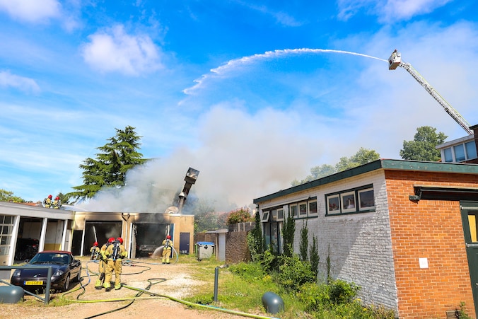 Grote brand bij autoschadebedrijf in Hilversum, één persoon gewond ...