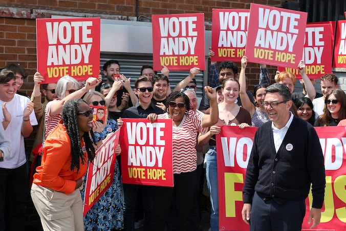 Labour-kopstuk Andy Burnham wint lokale verkiezingen en kan Britse ...