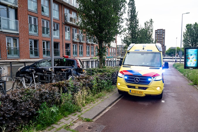 Twee auto's botsen op Willemsbrug in Rotterdam, een komt tegen hek tot ...