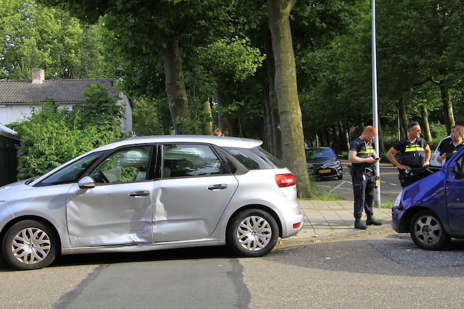 Aanrijding tussen twee auto's op de Kruisstraat in Weert | Regio | AD.nl