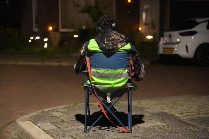 Mensen met iPads in het donker wekken argwaan van buurtbewoners, maar ...