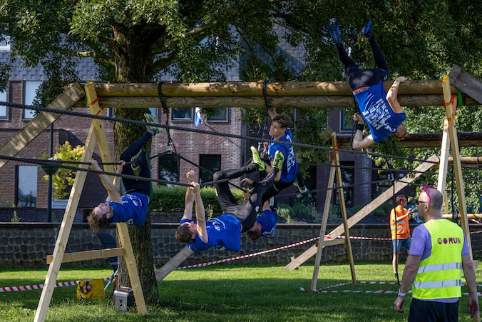 Bij de populaire survivalrun in Zwolle is warmte een tegenstander van ...