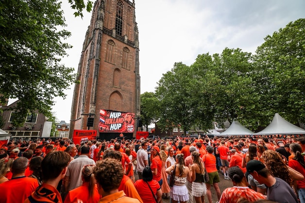 Duizenden fans keken zaterdag naar Oranje op Lieve Vrouwekerkhof, dit ...