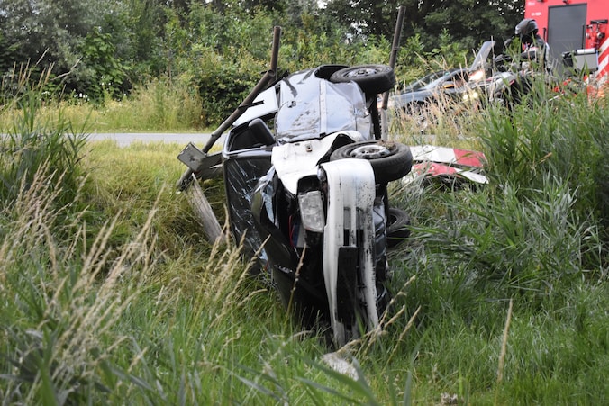 Auto belandt op zijkant na crash op de Albert Harkemaweg in Aduard ...