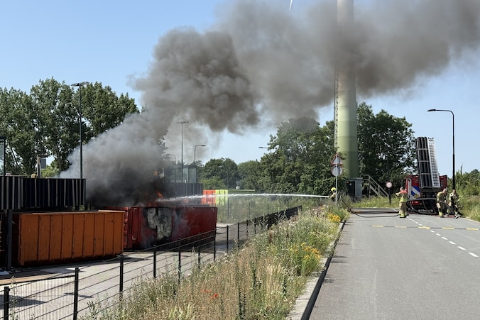 Containerbrand zorgt voor zwarte rookwolk bij milieustraat in Gouda ...