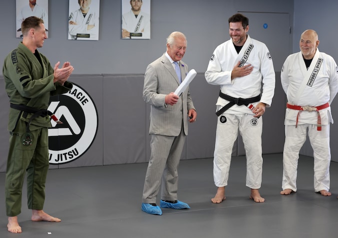 Koning Charles krijgt witte band in jiujitsu | Show | AD.nl