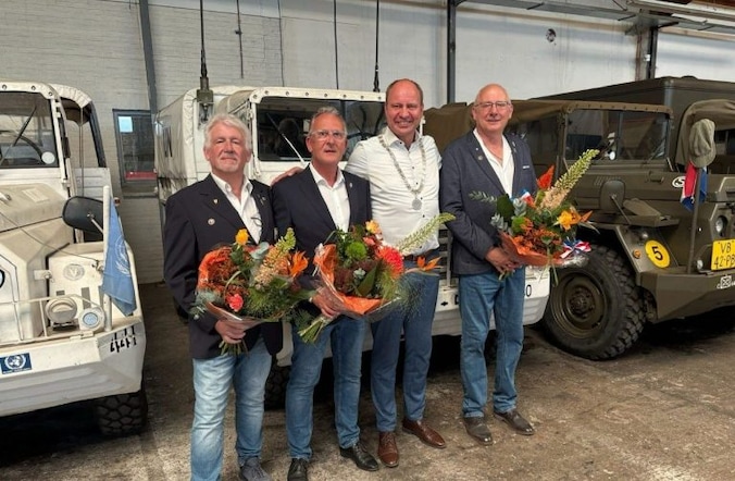 Veteranen ontvangen insigne tijdens bijeenkomst in Oosterblokker ...
