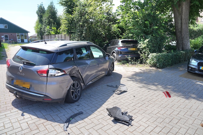 Auto belandt in bosjes na botsing met geparkeerde auto in Wanneperveen ...