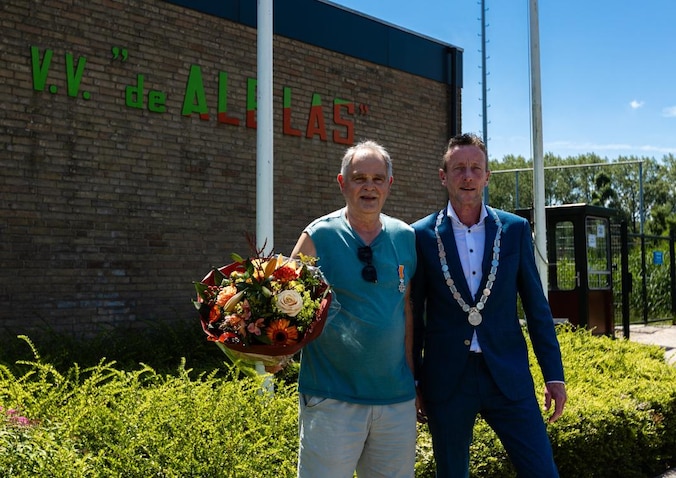 Vrijwilliger Dirk Lugthart uit Oud-Alblas ontvangt koninklijke ...