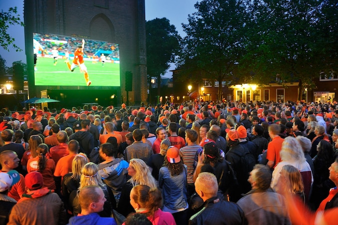 Oranje kijken? Lieve Vrouwekerkhof in Amersfoort wordt WK-plein | Regio ...