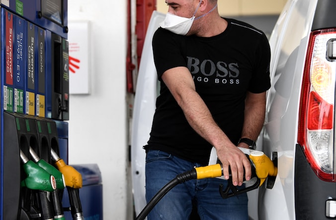 Pomp slaat niet af: man betaalt 250 euro voor tank benzine | Auto | AD.nl
