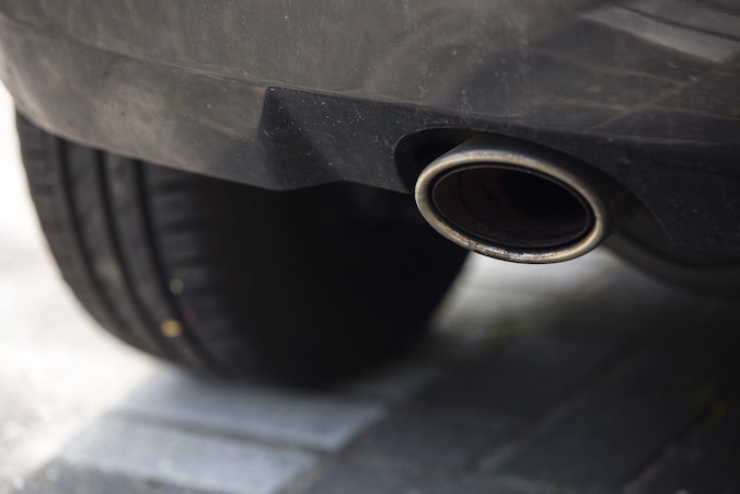 Brutale autodiefstal in Woubrugge: daders gaan er met het achterwiel ...