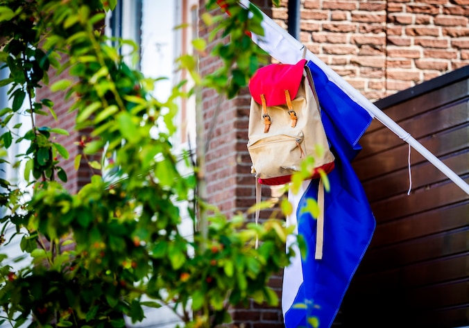 Bij tienduizenden gezinnen gaat vandaag de vlag met schooltas uit: waar ...