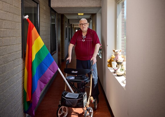 Dik (79) is bang voor homohaters: ‘Zou nu niet met een man hand-in-hand ...