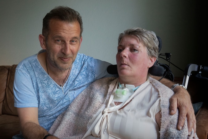 Karin (54) is volledig verlamd maar wil graag thuis wonen: hele dorp ...