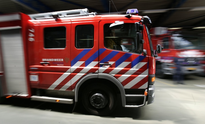 Vrachtschip ramt kade Amsterdam-Rijnkanaal: brandweer rukt massaal uit ...