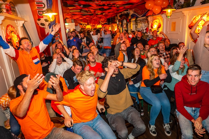 Kun je straks WK-wedstrijden in de kroeg kijken? Tot nu toe hebben ...