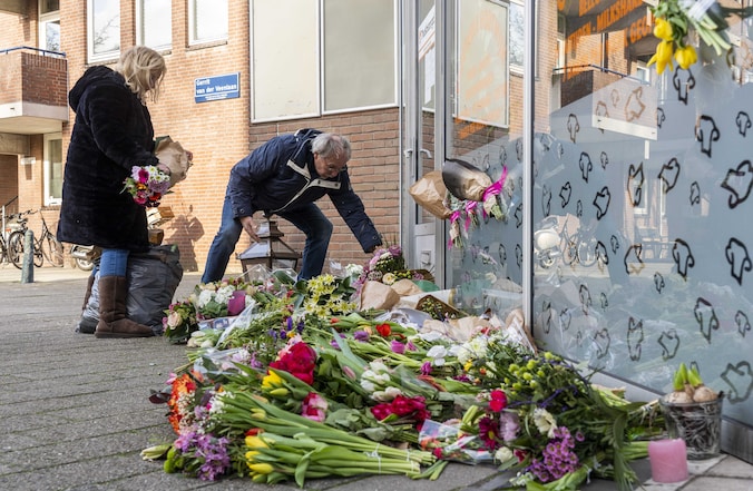 Moeder van kinderen die verdacht worden van doodsteken snackbareigenaar ...